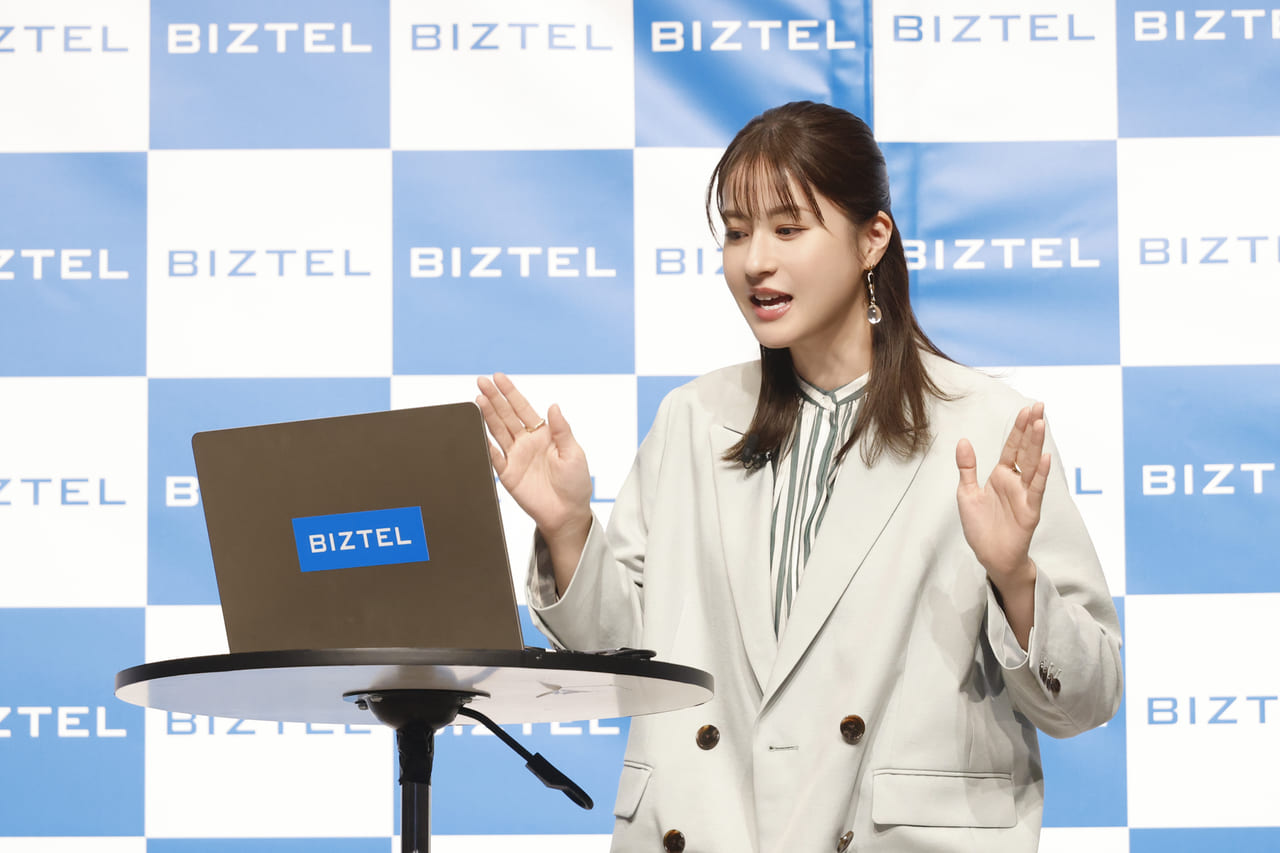クラウド型コールセンターシステム 「BIZTEL」 の新CMに出演した松本若菜さんが登場 『 BIZTEL 新CM発表会 』〜 松本さんがコールセンターのオペレーター役としてお客さま対応に ...